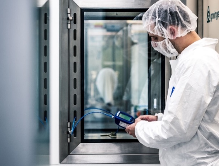 RIVA system compounds sterile preparations with minimal contamination